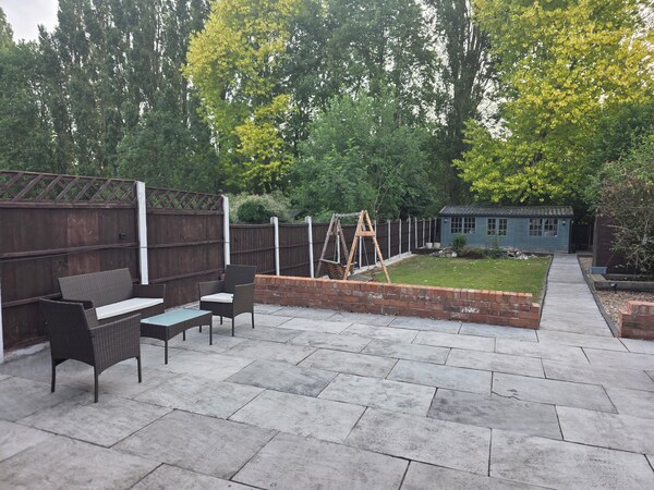 Stunning Property With Summer House Sleeps 15 - Birmingham