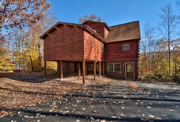 Secluded, Bachelor Parties, Pocono Cabin Over Lehigh River, Sleeps 20, Hot Tub - Pennsylvania
