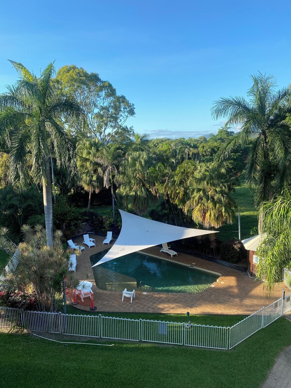 Tropical Views From Older Style, Spacious, Comfortable, Well Appointed Apartment - Cairns