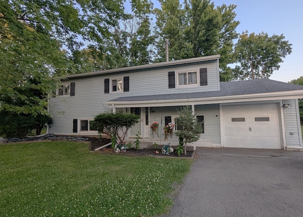 Prime Location! 5br Home Near Rit, Uofr, Parks, Shopping & Dining - Rochester, NY
