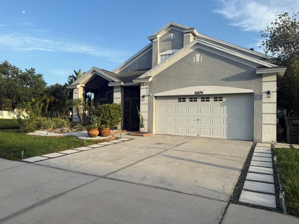 Relax In My Calm And Stylish Space. Enjoy The Relaxing Lakeview And Heated Pool. - Riverview, FL