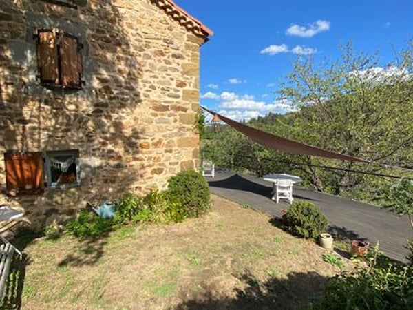 Charming Vineyard House With Large Terrace For Couples - Saugues