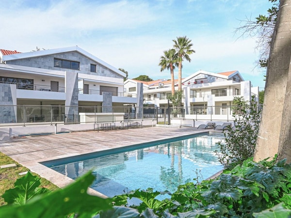 Appartement 88m2 Avec Terrasse Et Clim, Piscine Commune à Saint-cyr-sur-mer - La Ciotat