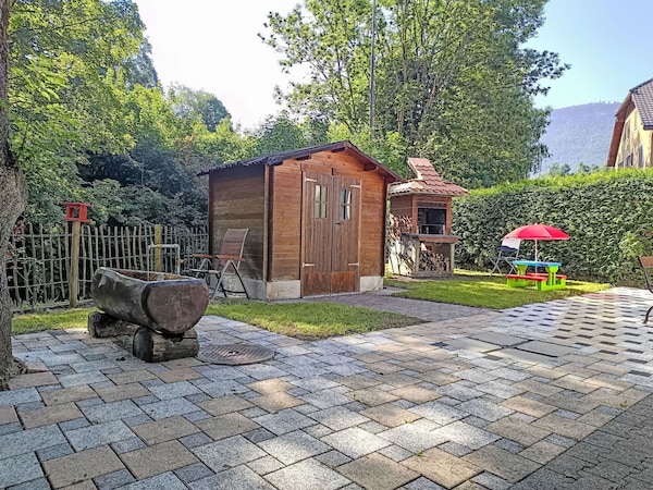 Atemberaubendes Alleinstehendes Ferienhaus Mit  W-lan, Tv, Terrasse, Haustiere Erlaubt Und Parkplatz - Biel