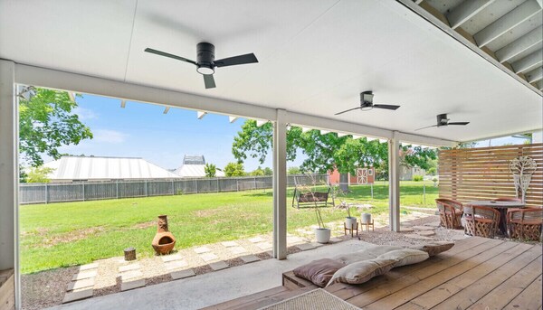 Stylish 3br Home Near Domain  Big Yard, King Suite, Pet Friendly + Free Parking - Austin, TX