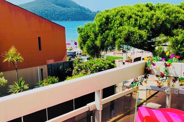 Seafront Apartment With Sea View. Everything Within Walking Distance With Parking Lot. - Saint-Cyr-sur-Mer