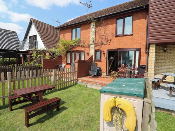 Kingsmere, Pet Friendly, With A Garden In Horning - Wroxham