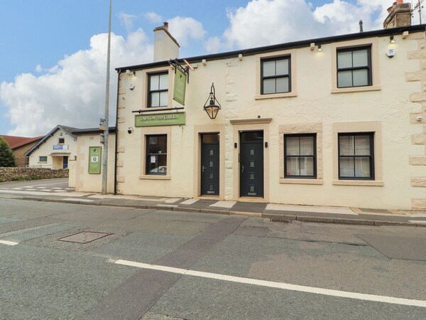 Lakes View Apartment 1, Romantic, With Hot Tub In Carnforth - Grange-over-Sands