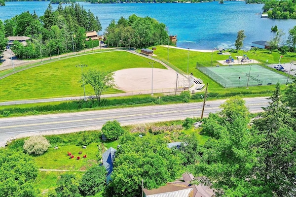 Cottage For Up To 10 Guests On Muskoka Rd Inc Spacious Yard, Steps From The Park - Gravenhurst