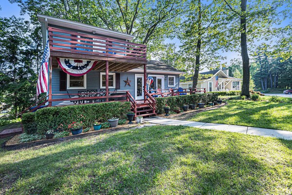 Top Tier; Near Lake Mi & Downtown Charlevoix! - Charlevoix, MI