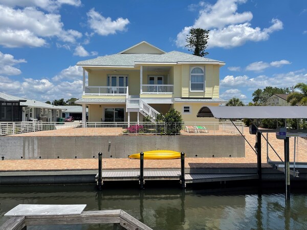 Large On-suite 1-bedroom Unit In A Waterfront House Located On A Canal - Englewood, FL