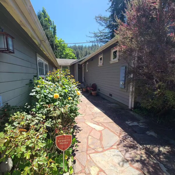 Spectacular Riverfront Sanctuary 3-bedroom Home With Hot Tub Near Monte Rio - Monte Rio, CA