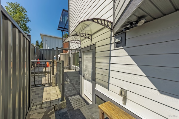 2-bed/ 1-bath Suite In New Westminster - 本那比