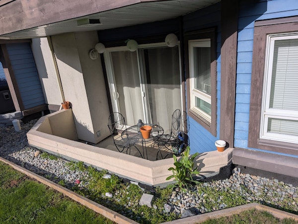 New, Fully Renovated, Modern Condo In The Vibrant Quadra Village Neighbourhood - Langford