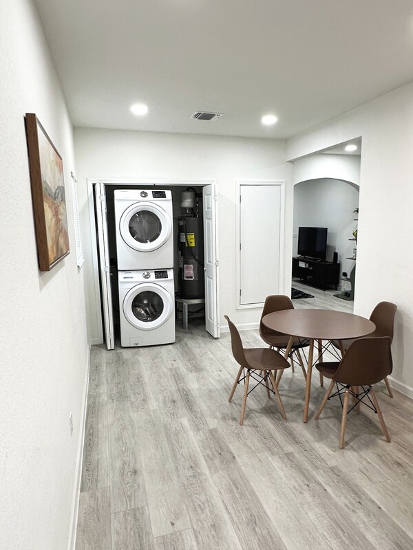Beautiful 3-bed, 2-bath Home Near San Antonio's Top Hospitals And Downtown - San Antonio, TX
