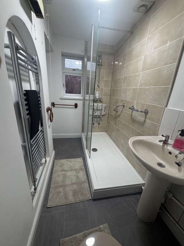 Stylish 4br Home In Dudley  Perfect For Families & Contractors - Holmfirth