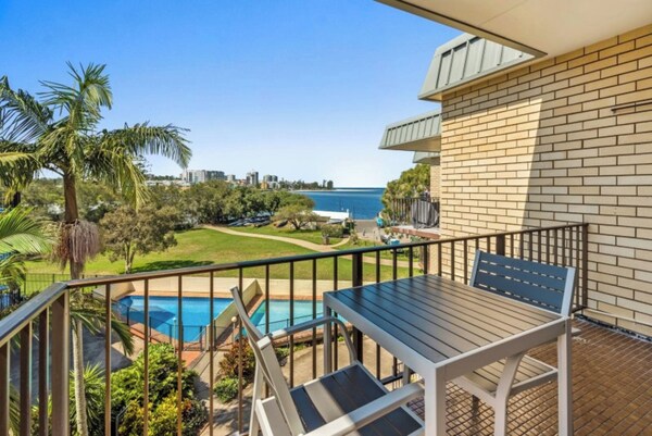 Kabi Unit 10 Two Bedroom Apartment Overlooking Pumistone Passage - Golden Beach