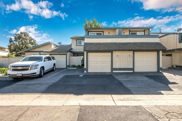 Entire Townhouse 1.5 Miles From The Beach! - Garden Grove, CA