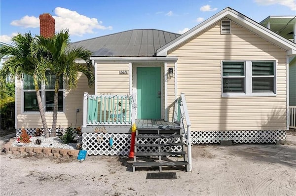 Walk To Beach, North End Restaurants, Night Life Steps Away! - Fort Myers Beach, FL