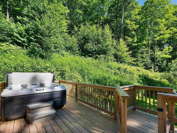 Cozy Killington A-frame W/ Hot Tub, Modern Kitchen & Forest Views  Near Skiing & Hiking Trails - Rutland, VT