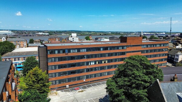 Modern And Stylish 2-bedroom Flat In Trinity Point - Kent