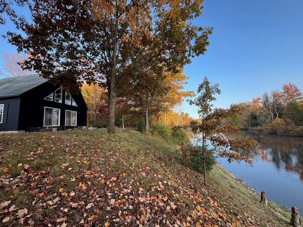 New Riverfront Chalet W/ Firepit & Hot Tub - Evart, MI