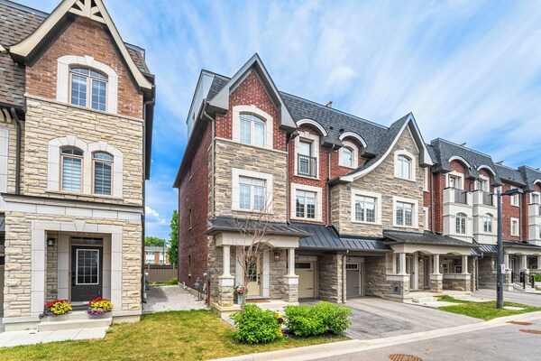 Family Gem Modern Townhome - Under 14 Mins To Airport, Shops, Mall, Wonderland - Vaughan