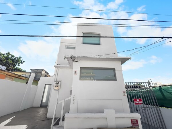Centric Modern Boho Apt For 6 @ San Juan - San Juan