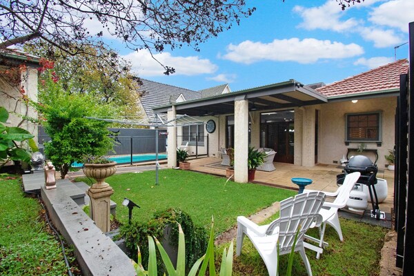 Santa Maria - Saltwater Pool, Exquisite Style - Wagga Wagga