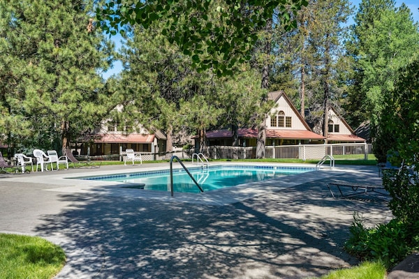 Charming Sunriver Cabin | Hot Tub, Seasonal Pool & Family-friendly Bunk Room - Sunriver, OR