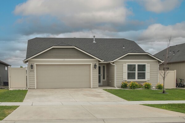 3 Bed / 2 Bath Residence Nestled In A Conveniently Located Family-friendly Neighborhood. - Post Falls, ID