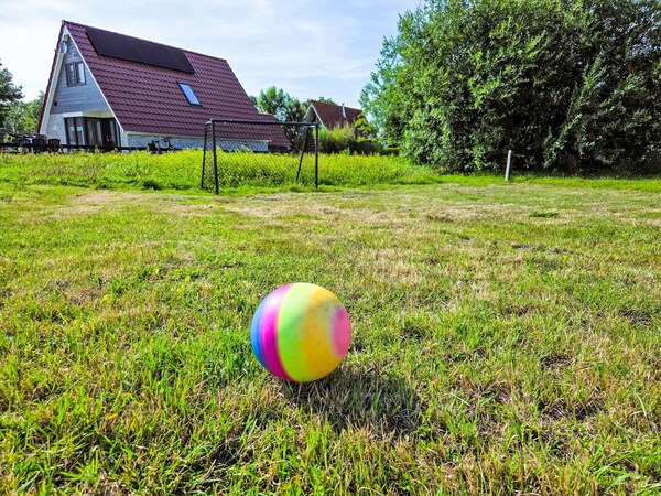 Schönes Alleinstehendes Ferienhaus Mit Klimaanlage,  W-lan, Tv, Terrasse Und Parkplatz - Texel