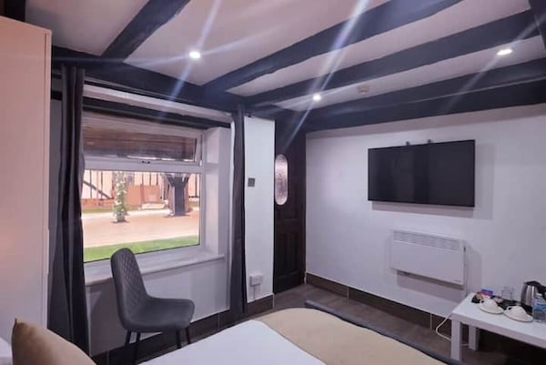 Courtyard Lodge -Room 8 On Suite - Campton