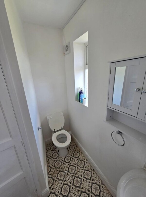 Lovely 3-bed Home - 2 Baths - Garden - Parking - Ultrafast Wifi - Wolverhampton
