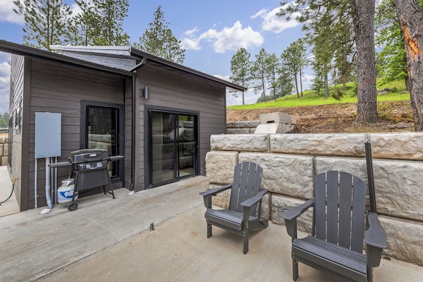 Unique Open Living New Cabin 2 Miles To Deadwood! 1/4 Mile Off Hwy! - Deadwood, SD