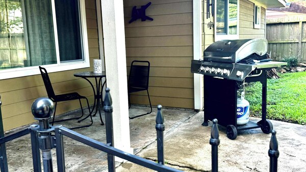 Stylish 4br Retreat In Cypress - King Bed -Fireplace -Outdoor Patio - Tvs In 4 R - Houston, TX