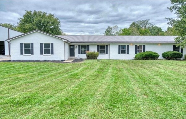 Spacious 5-bedroom House With Large In-ground Pool And 4800 Sq Ft Barn In Marion - Marion, IL