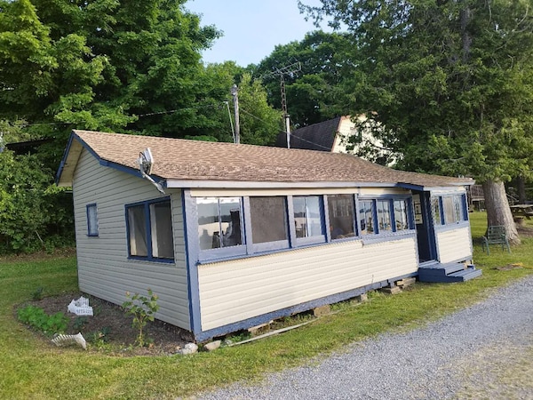 Lakefront Cottage#4 -Blue Cottage Close To Sandbanks ,Winery And Wellington - Comté du Prince-Édouard