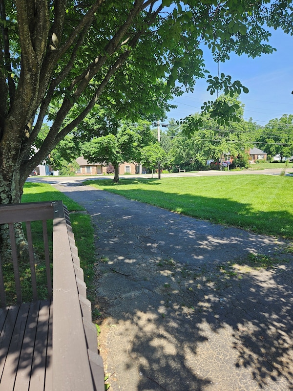 Charming 3-bed/ 2-bath Home W Parking Central To Downtown And Spooky Nook Sports - Harrison, OH
