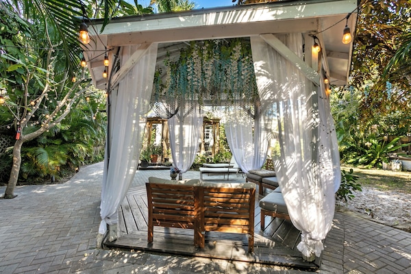 House Of Lotus-cottage House W/ Tropical Backyard & Amenities- Near Pbi & Beach - Palm Beach, FL
