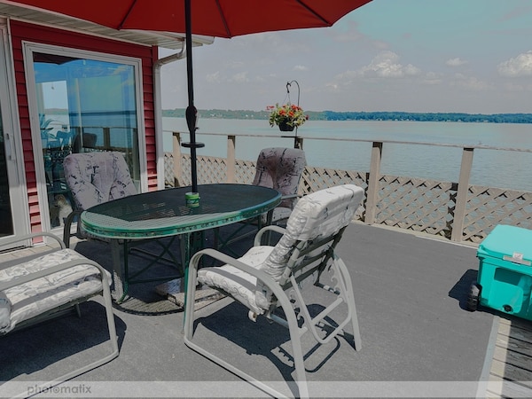 Breezy Lake Front Living/one Of A Kind Backyard/ Fire Pit/kayaks/nature/wineries - Seneca Falls, NY