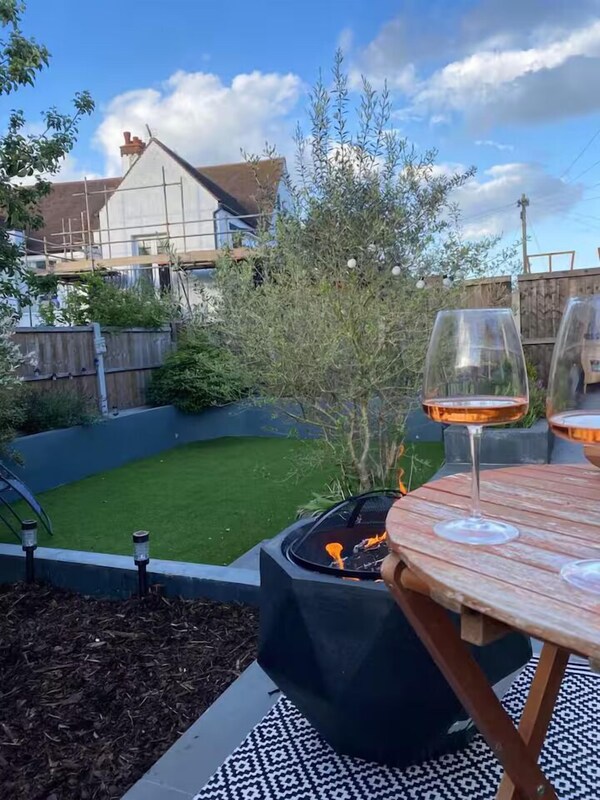 Huge Beach House -Seaview Balcony-perfect Location | Pass The Keys - Southend-on-Sea