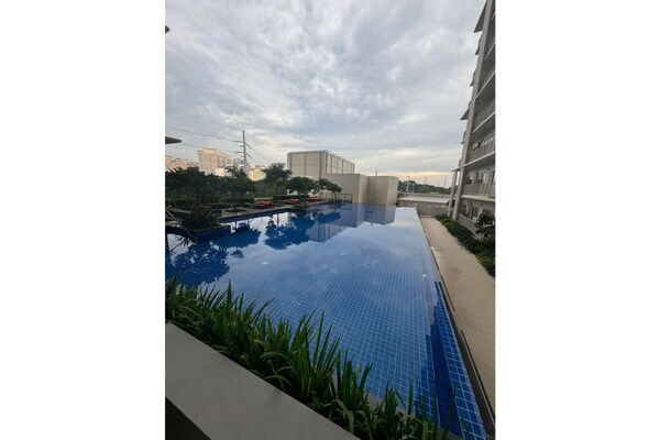 Bgc New Minimalist 1br With Balcony | Pets Allowed - Makati