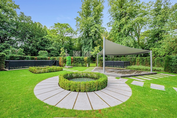 Luxury Subterranean Mansion - 3 Amazing Bedroom Suites - Altrincham