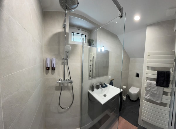 Maison 90m2 De 2 à 10 Personnes - La Verpillière