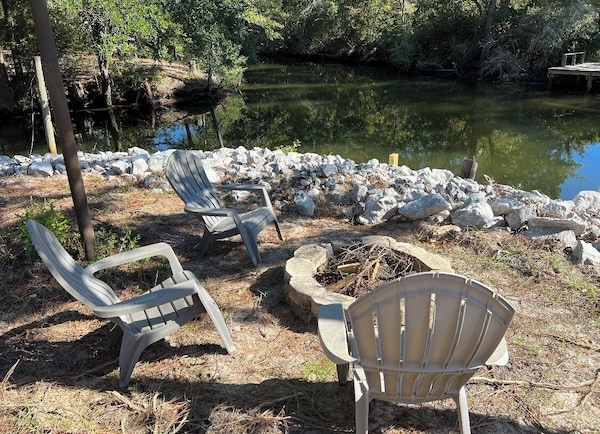 Waterfront Newly Renovated And Decorated 3brs Home. - Milton, FL