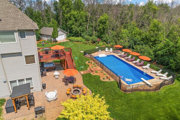 Lux Retreat On 5 Wooded Acres-pool/hot Tub/tiki Bar/game Room- Great For Groups! - Prior Lake, MN