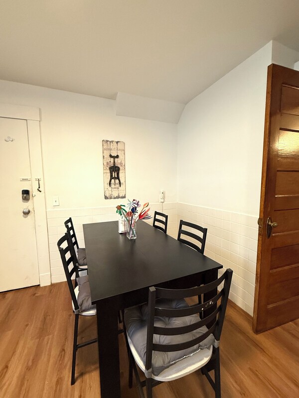 B4-beautiful 3br W Balcony/parking/wi-fi Close To All - Derby, CT