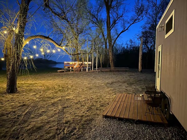 The Wisteria, Tiny Home Getaway - Saint Joseph, MO