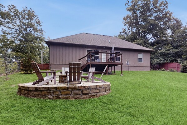 Charming Retreat Home W/ Disc Golf Gear, Gourmet Kitchen, & A Spacious Backyard - Bella Vista, AR